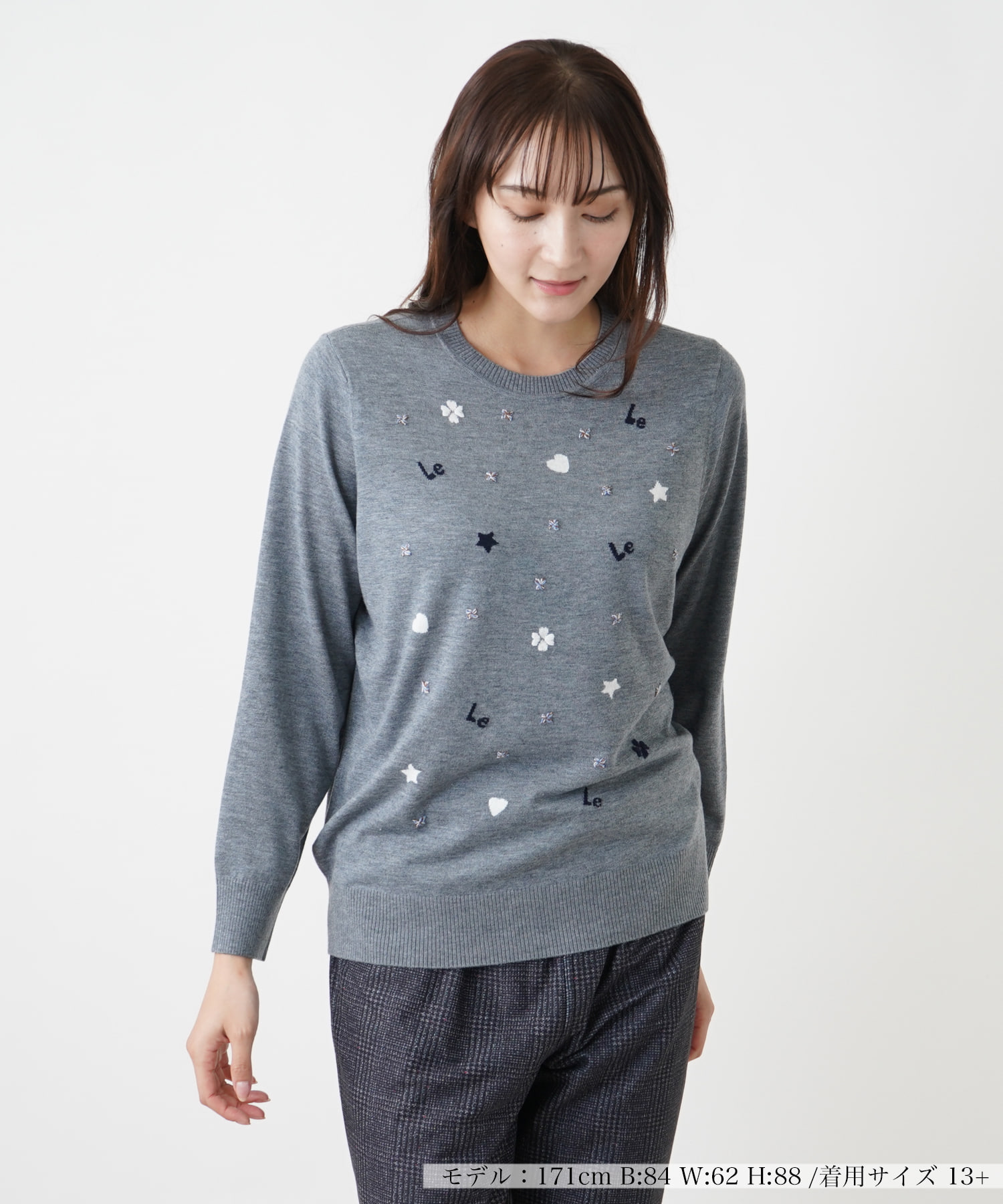 【店舗人気】モチーフ刺繍クルーネックニット【Leilian WHITE LABEL】 -｜Leilian（レリアン）｜Leilian Co.,LTD Official Online Store