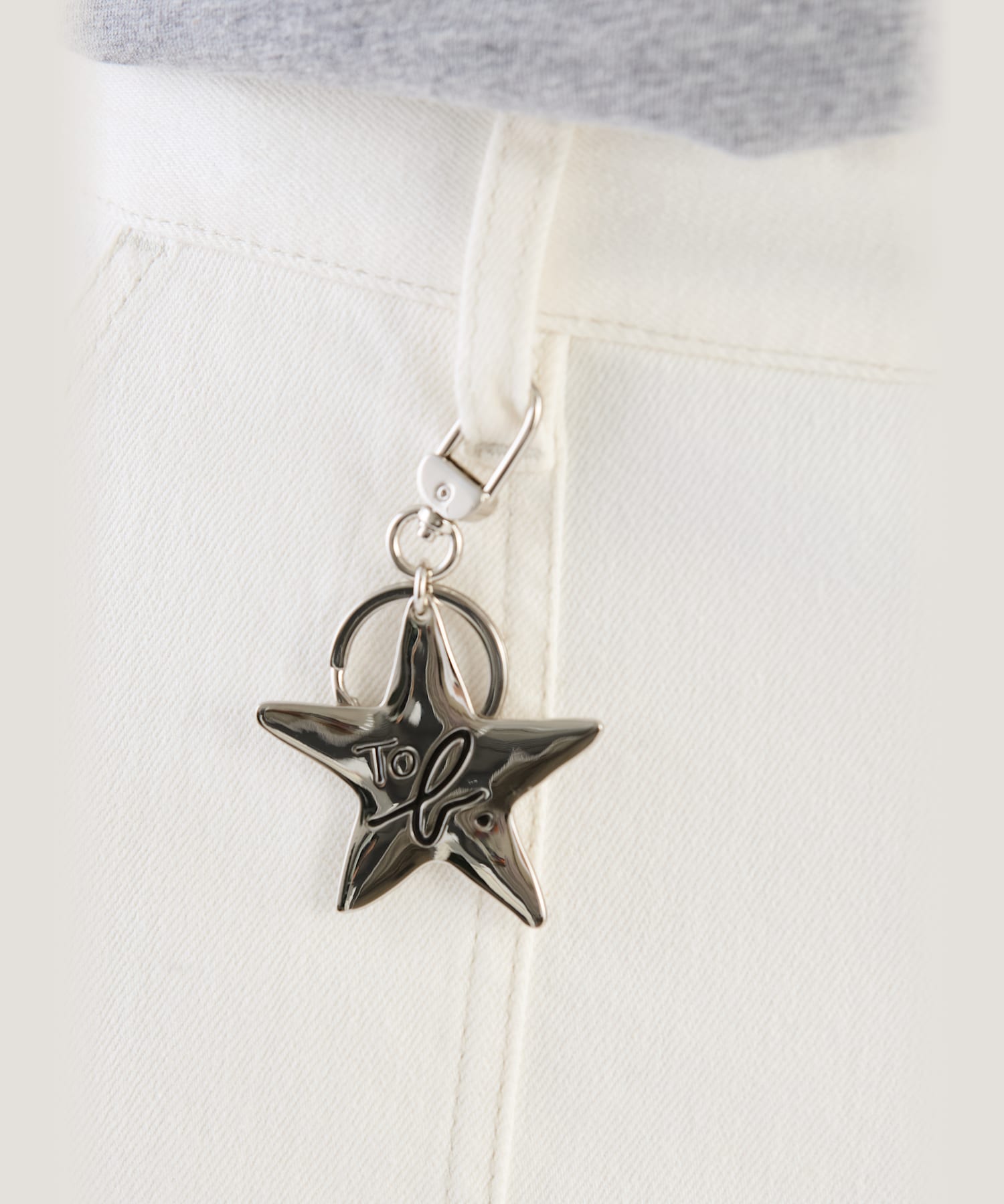 WW34 CHARM メタルロゴキーチャーム ｜To b. by agnès b.（トゥービー バイ アニエスベー）｜アニエスベー公式 ...