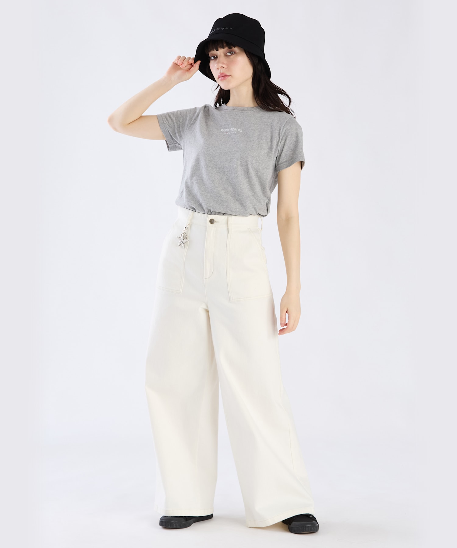 WW34 CHARM メタルロゴキーチャーム ｜To b. by agnès b.（トゥービー バイ アニエスベー）｜アニエスベー公式 ...